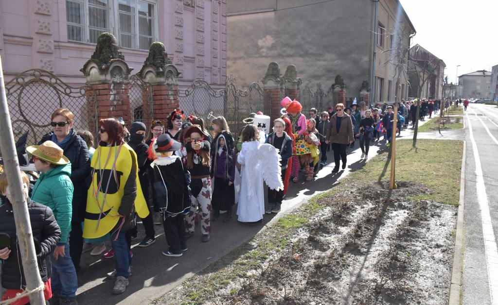 FOTO: Takšne pustne povorke pa še ne! Okrog 500 pustnih mask preplavilo ...
